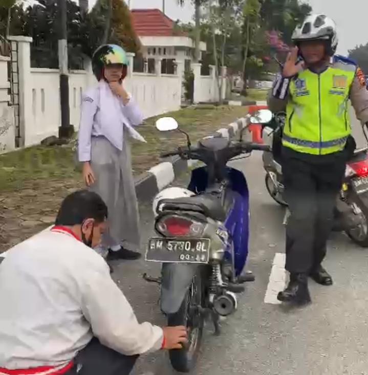 Motor Pecah Ban, Anggota Satlantas Polresta Pekanbaru Bantu Antar Anak ...