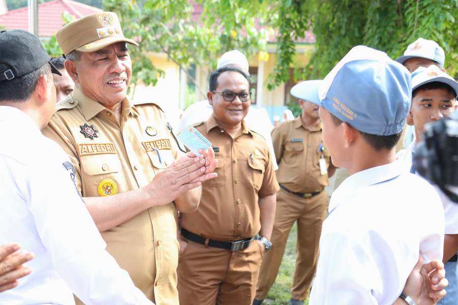 Bupati Siak Serahkan Kartu Tanda Penduduk-Elektronik Kepala Pelajar ...