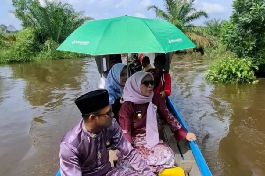 Wabup Kampar Bantu 2,7 Ton Beras untuk Korban Banjir di Desa Buluh Cina