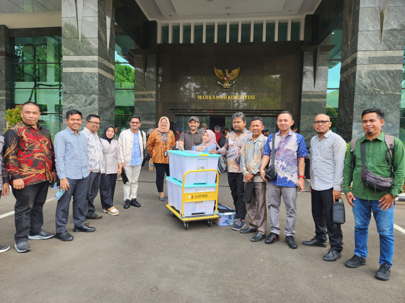 Siap Hadapi Sidang PHPU, Bawaslu Riau Serahkan Berkas Keterangan dan ...