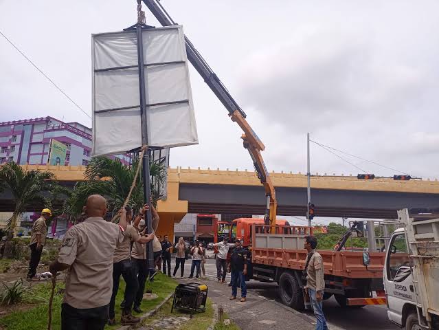 Pemko Pekanbaru Terus Tertibkan Tiang Reklame Tak Berizin