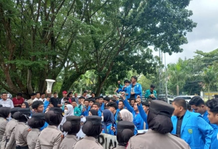 Mahasiswa UIR dan HMI Unjuk Rasa di DPRD Riau, Ini Tuntutan Mereka