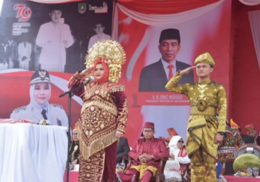 Jadi Irup HUT RI ke-79, Bupati Bengkalis Tampak Anggun Gunakan Baju Adat Minang Kabau