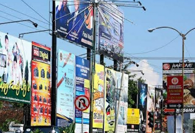 Pemilik Tiang Reklame di Pekanbaru Diminta Perbarui Izin
