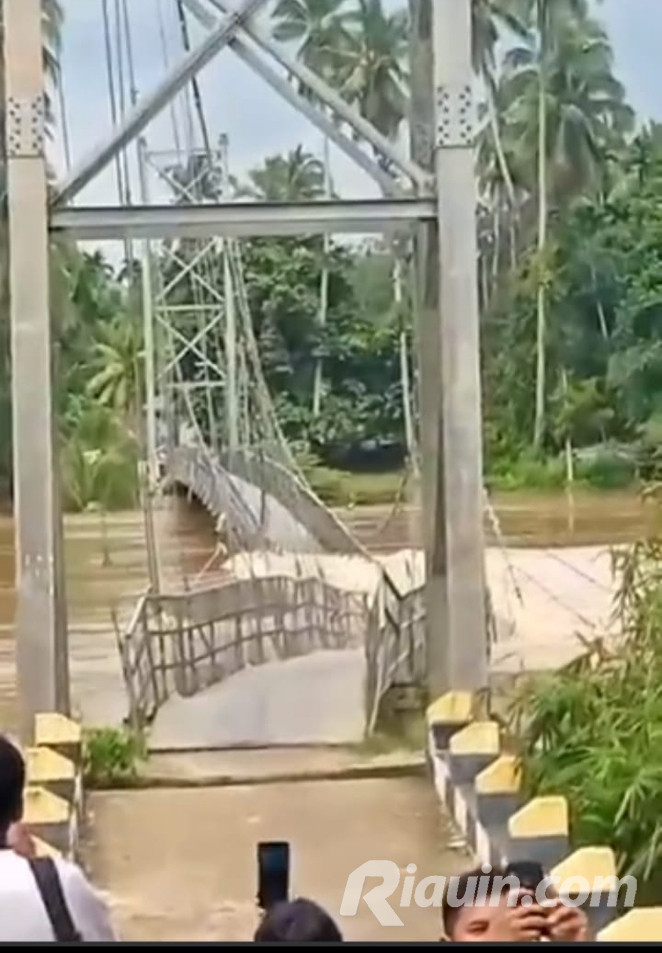 Sungai Kuantan Kembali Meluap, Jembatan Gantung Senilai Rp3,1 Miliar Nyaris Ambror