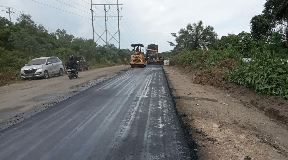 Dinas PU Riau Overlay Jalan Provinsi yang Rusak dari Simpang Bakal ...