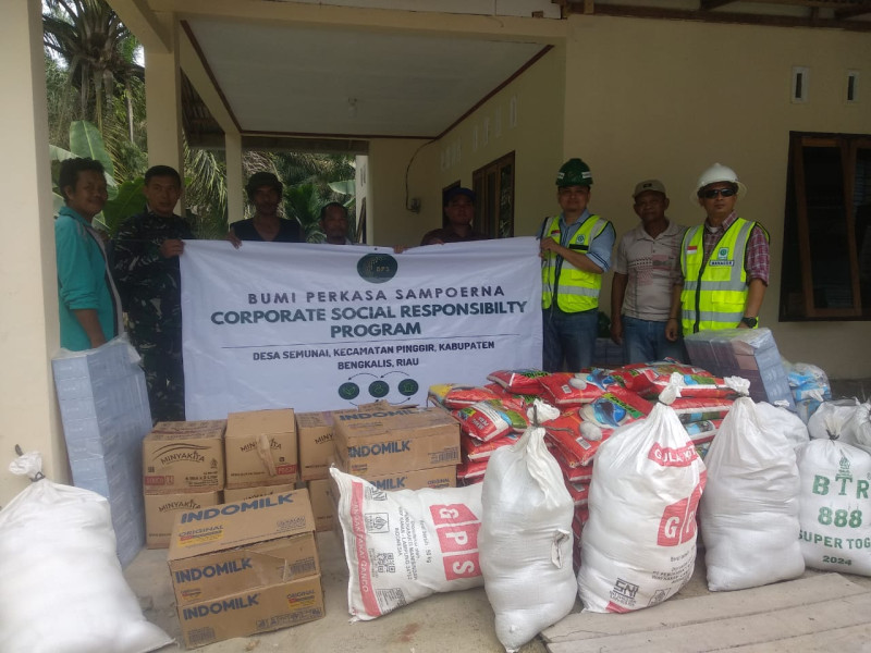 PT BSP Salurkan Paket Sembako Untuk Warga Desa Semunai