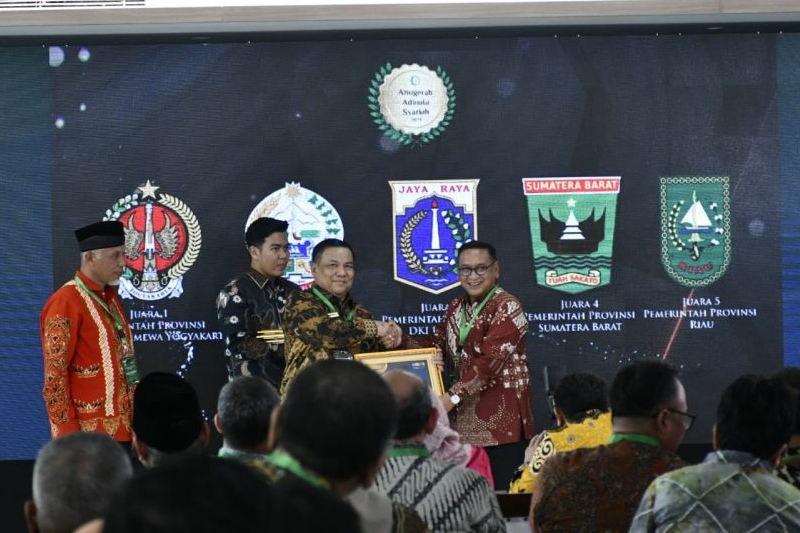 Diterima Langsung Pj Gubri, Riau Kembali Raih Anugerah Adinata Syariah 2024